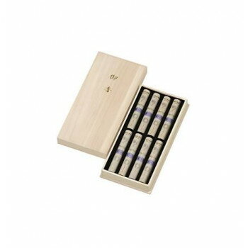 白檀の香りのご進物用お線香です。サイズ線香長さ:約14cm個装サイズ：35×18×6cm重量個装重量：540g仕様燃焼時間:約30分生産国日本桐箱のご進物用お線香