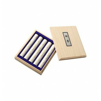 「利休」は、長年の歴史を持つ伝統調香技術で天然植物精油を使用し練り上げたお線香です。サイズ線香長さ:約14cm個装サイズ：20×16×5cm重量個装重量：450g仕様燃焼時間:約30分生産国日本桐箱のご進物用お線香