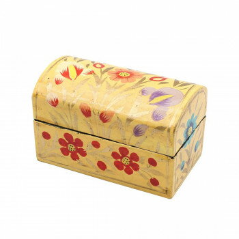 インド、カシミール地方の伝統的な紙細工「ペーパーマッシュ」アイテム。紙と紙粘土で形を作り、手描きで素敵な柄を描いています。可愛い小さなサイズのボックスです。色違いで揃えたり、アクセサリーを収納するのにピッタリ。※職人さんの手作りのため形や絵...