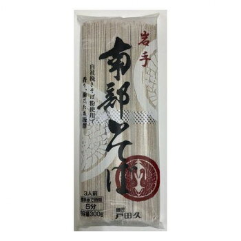自社製粉したそば粉を3割使用し、香りと歯触りの良いそばです。南部そばの特徴である黒目の麺(挽ぐるみのそば粉を使うことで、香り高いそばに仕上げています)と、太めの麺線に仕上げてあります。内容量300gサイズ個装サイズ：36.0×15.5×39...