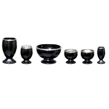 仏壇に合わせやすいデザインです。花立、灯立、香炉、茶湯器、仏器、線香差しの6点がセットになっています。サイズ個装サイズ：30.0×20.0×15.0cm重量1290g個装重量：650g素材・材質本体アルミ仏器落とし・茶湯器落とし金具:ステン...