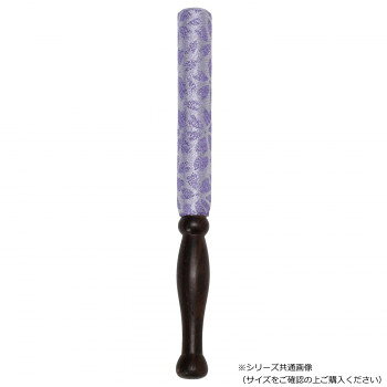 4.5寸サイズで、綺麗な柄が施されたりん棒です。サイズ4.5寸:奥行15×幅15×長さ137mm個装サイズ：30.0×20.0×15.0cm重量19g個装重量：650g素材・材質唐木生地:ポリエステル生産国日本綺麗な柄のりん棒