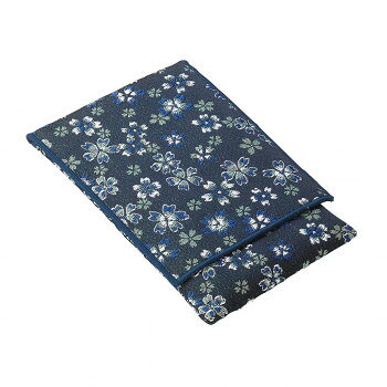 優しい色合いの上に開くタイプの念珠入れです。サイズ110×175×10mm個装サイズ：30.0×20.0×15.0cm重量23g個装重量：650g素材・材質ポリエステル生産国日本上に開く念珠袋