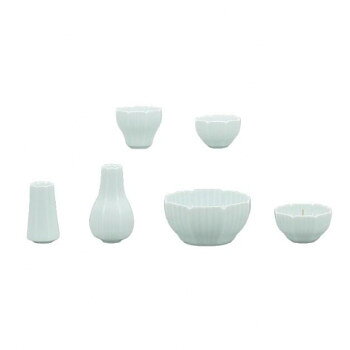 鍋島虎仙窯とのコラボ商品。軽やかな厚みと細やかなラインによって繊細な印象に仕上げました。サイズ個装サイズ：30×30×20cm重量個装重量：1000g素材・材質磁器セット内容前香炉、花立、火立、茶湯器、仏飯器、線香差生産国日本軽やかな厚みと...
