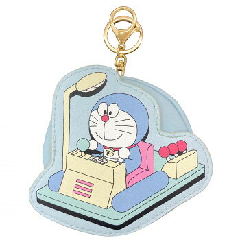 バッグに付けてもとってもかわいいドラえもんのポーチです。引手には、ドラえもんの首輪についている鈴のデザインが施されています。サイズ約φ90×D38mm個装サイズ：12×12×4cm重量個装重量：44g素材・材質合成皮革仕様(C)Fujiko...