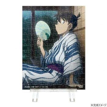 花火に彩られたお祭りの夜をイメージしました。縁側に座り、こちらに視線を送る工藤新一が描かれております。ロマンティックなお祭のひと時を感じられます。手のひらに乗るくらいの小さなイーゼルに可愛らしく、飾ることが出来るミニチュアサイズになっており...