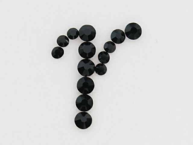 Hotfixアルファベットデコシート[r] 小文字/筆記体 スワロフスキー#2038 ジェット ラインストーンの裏面に熱で溶けるボンドが付着した"ホットフィックス"を手作業で丹精にアルファベット型に配置したデコシートです。 このシートにはア...