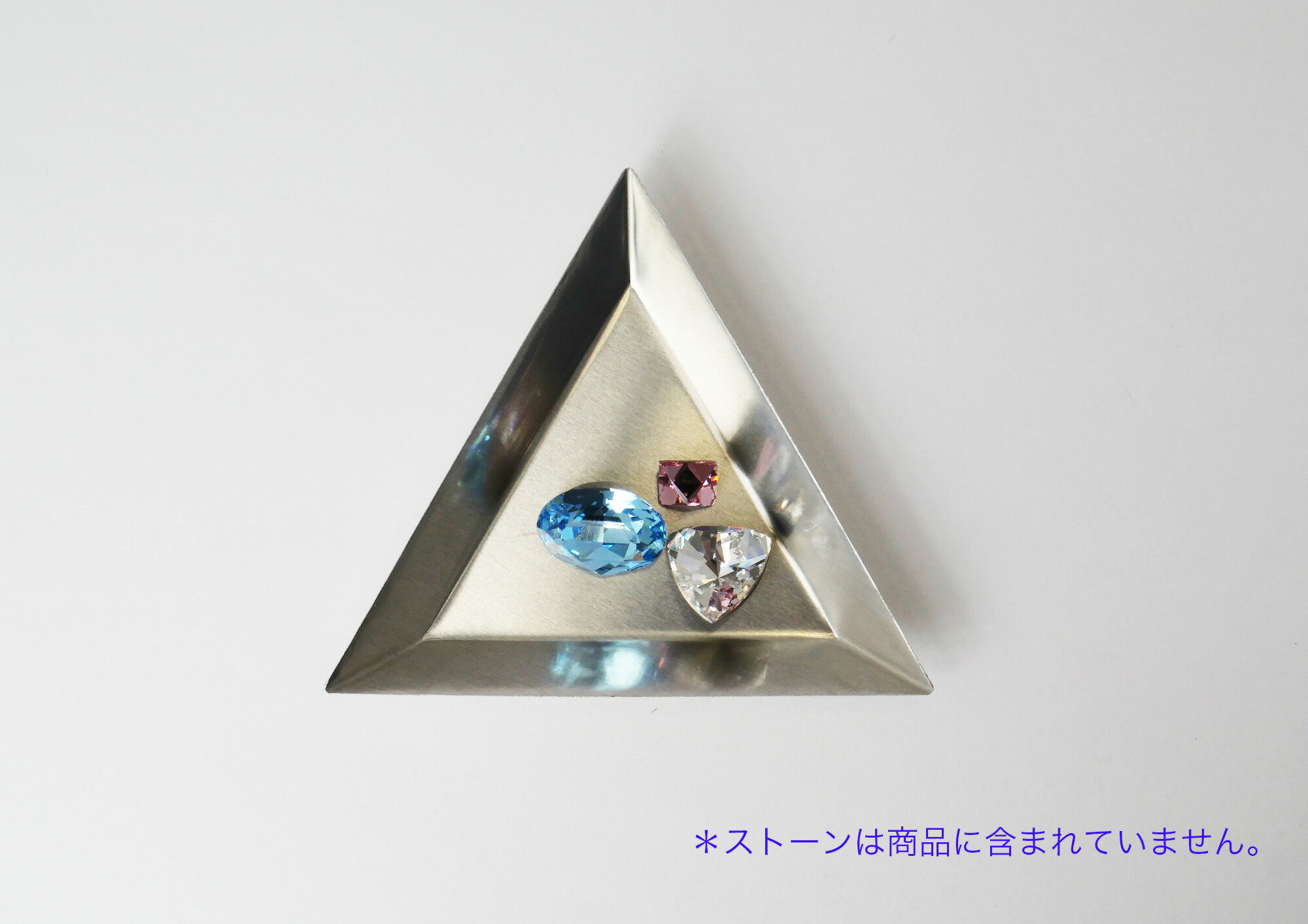 三角トレイ1枚・5枚・10枚売り。 サイズ:7cm×8cm(1辺)　 整頓＆作業効率UPに最適トレイ。 三角なのでケースに入れる時もスムーズに入れられます。 素材がアルミニウムなのでゴージャス感があり気分もUP♪ ＊販売枚数をお選びください