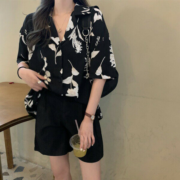 商品詳細 商品説明 モノトーン配色がシックなボタニカル柄シャツ。 アロハ風のオープンカラーにゆったりとした五分袖シルエット。 ラフ感をブラックカラーで引き締めたクールなデザインです。 生地はさらりとしてマットなツヤ感のあるポリエステル素材を...