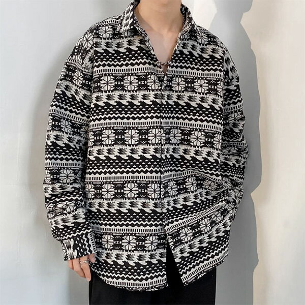 商品詳細 商品説明 直線をメインにした幾何学パターンがスタイリッシュな長袖シャツ。 モノトーンなので、コーディネートに取り入れやすく、ジャケット代わりにもおススメ。 着脱のしやすいドットボタン。 秋冬に人気のやや厚みのあるジャカード生地を使...