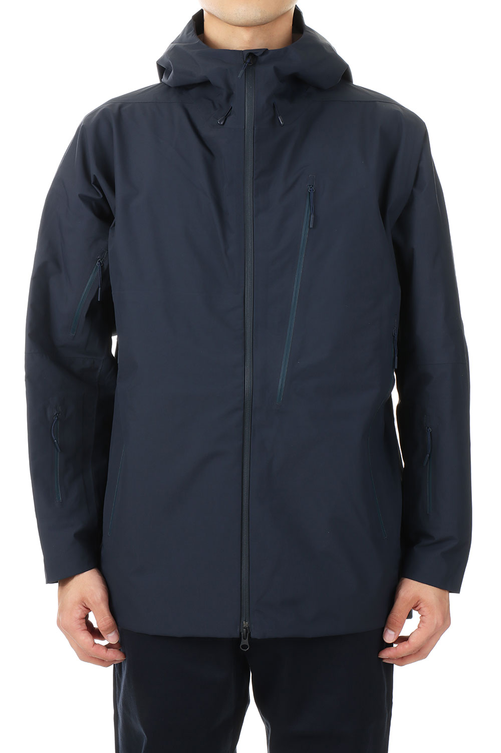 【特別価格】こちらの商品は特別価格のため、返品交換はご遠慮ください。フード一体型のRAINMAX®ライトウェイトシェルパーカ。 ブランドのアイコンでもある、 極細のアクアガードコンシールファスナーポケットを7つ配し 様々な用途に使用可能です...