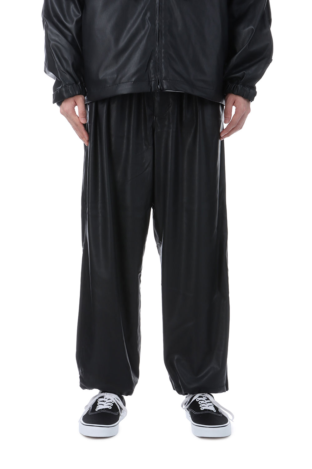 シンセティックレザーを使用したウィンドブレーカーパンツ。 裾に調整用のドローコードを配し、着脱が容易にできる仕様。 バックはベンチレーション機能を持つバックポケットをデザイン。 メッシュライニング仕様のため、ドライな着用感もポイントです。 ...