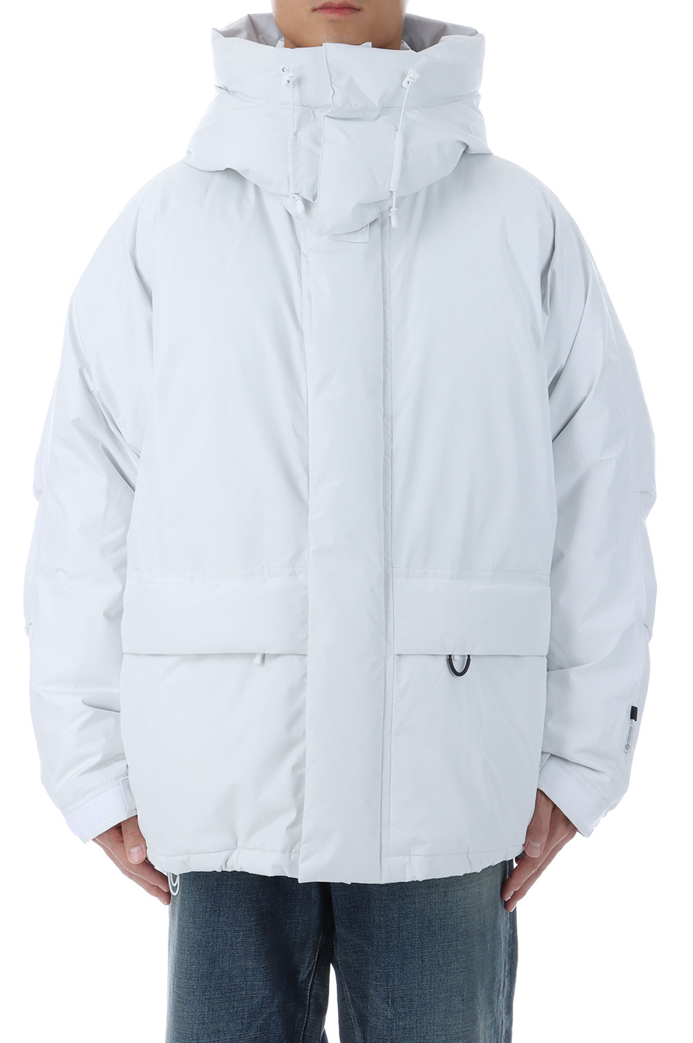 DAIWA PIER39定番のEXPEDITION DOWN JACKET。 山岳探検家が着用するダウンジャケットをベースに、大きなフラップポケットと複数のインサイドポケット、オーバーサイズのシルエットでアレンジ。 素材にはWINDSTOP...