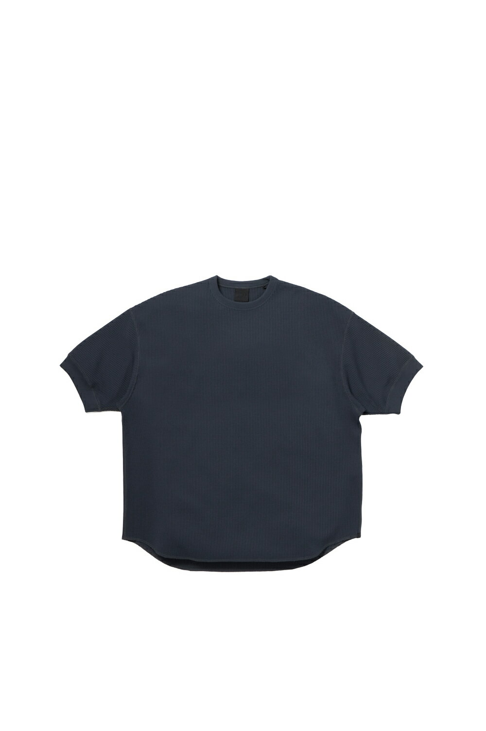 ワッフル素材を使用したサーマルTシャツ。 2種類のポリエステル原料を使用し、糸にバネのような効果を持たせたストレッチ素材を採用。 密度が詰まったハリのある肌触りながら、軽量で速乾性に優れています。 裾のラウンドカット部は、振りミシンでほつれ...