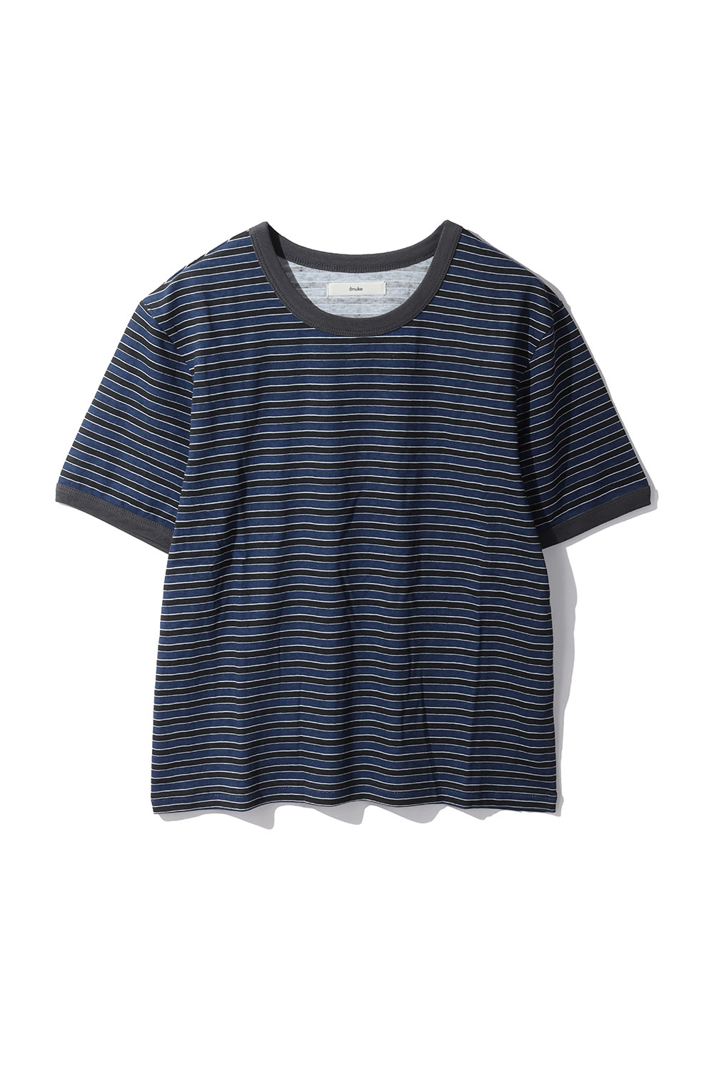 【特別価格】こちらの商品は特別価格のため、返品交換はご遠慮ください。薄手のコットン素材を使用したボーダーTシャツ。 コンパクトなシルエットで、すっきりと着用できる一枚です。 ムラ感のあるプリントボーダーが、ヴィンテージライクな表情を演出。 ...