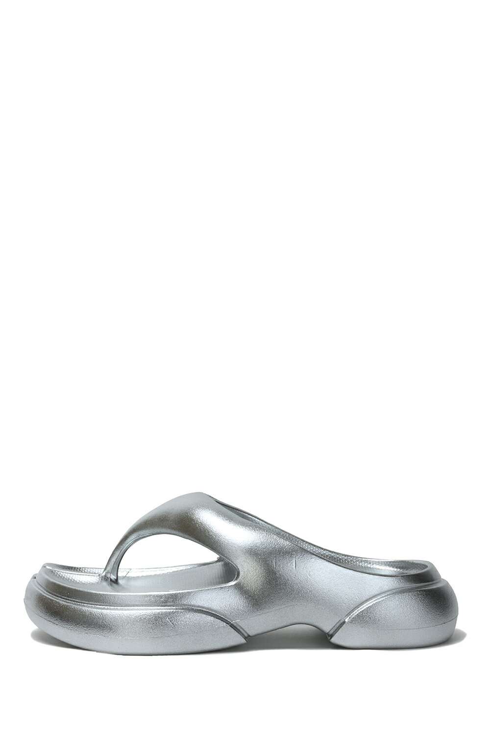 FLIPFLOPよりも厚底デザインの「New Flip Flop」。 素材は、独自開発した技術で作られた素材を使用しており、 軽さはもちろんのこと衝撃緩和と弾力性を兼ね備え、 足にかかる負担を軽減し、身体へのリカバリー効果も期待 できます。...