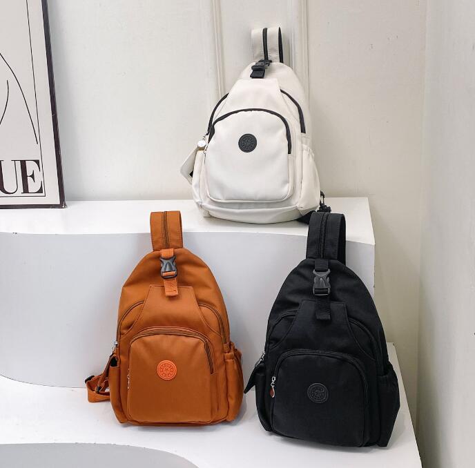 この商品について 【【拡張可能容量】メインコンパートメントの拡張ジッパーで大35Lまで容量調整可能。買い物袋代わりに使えるフロントポケットは時でもしやすい設計です。 【多機能ストラップ】肩掛け/手持ち/リュックの3WAY使い分け可能。ストラ...