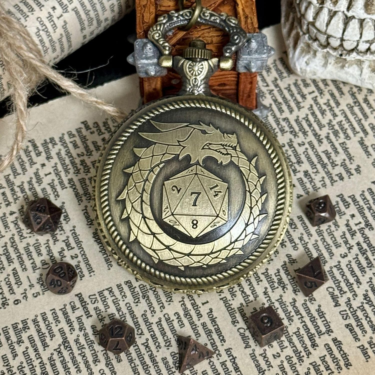 この商品について 【ミニダイスセット】：豆粒ほどの小ささで、外出先での使用に最適です。D6は約6mmです。D20ペンダントは直径20mmで、ミニダイスを1個収納できます。持ち運びに便利なセットで、どこにでも簡単に持ち運べます。 【新品 ネッ...