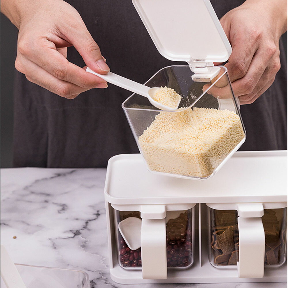 【片手操作の利便性】親指をかけて押すだけでフタが開き、離すと自動で閉まる設計。調味料を砂糖入れや塩入れとして使いながら、片手で調味料ストッカーを元の場所に戻せます。 【密閉性抜群で湿気知らず】調味料をさらさらの状態に保ちます。密閉容器として...