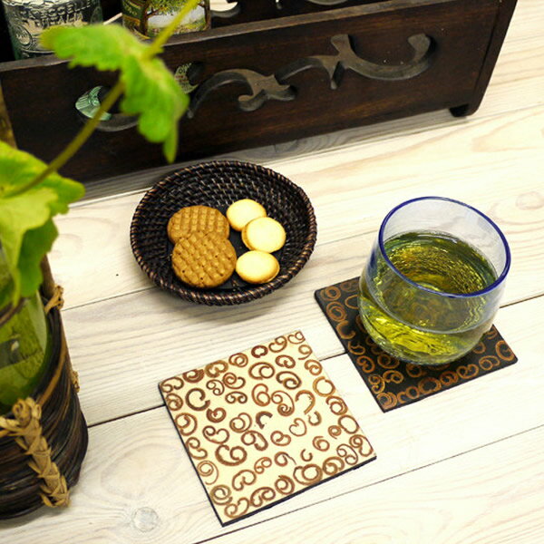 シナモンスクエアコースター 樹脂にスライスしたシナモンウッドを埋めたコースター。 かすかにシナモンの良い香りを感じます。 裏面には不織布が貼られています。 ■モチーフ：ドット ■サイズ：約縦9.7cm×横9.5cm×厚み0.3cm ■素　材...