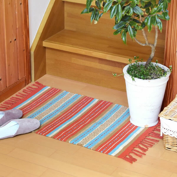 ティサージュ ラグマット フランス語で「織る」という意味の「ティサージュ」という名前をつけたストライプ柄のマットです。 玄関、パスマット、インテリア用として使えるマルチなサイズ。 ■サイズ：約45×70cm ■材　質：コットン100% ■製...