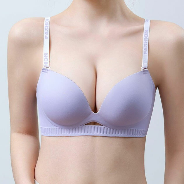 ⇒ 買い物ガイドはこちら■商品説明 もっちりと厚みのあるカップが、ボリューム感をプラスしてくれるブラジャー。 ノンワイヤー仕様で締め付けや窮屈さを感じにくく、ランジェリーな着用感を実現。 自然なボリュームアップでできる胸の谷間は、さりげない...
