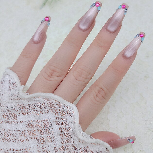 ⇒ 買い物ガイドはこちら■商品説明 思いっきりガーリーなピンクベースのネイルチップ。 トレンドのミラー風ルックにすることで、ツヤ感と輝きの両方をお楽しみいただけるデザインに仕上げました。 つめ先にはカラフルなビジューを並べ、ポップな遊び心あ...