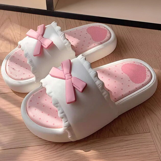⇒ 買い物ガイドはこちら■商品説明 リボン×ドットのキュートな組み合わせがうれしい、ルームシューズ。 EVA素材のもっちりとしたクッション感が心地良く、いつものリラックスタイムをグッと快適にアップデートしてくれる一足です。 アッパー部分はフ...