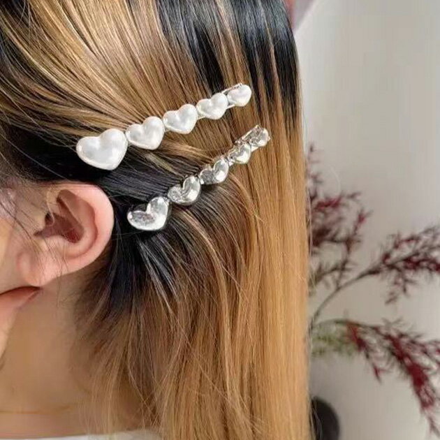 ⇒ 買い物ガイドはこちら■商品説明 ぷっくりとしたハートが5つ並んだキュートなヘアクリップ2点セット。 先に向かってハートが小さくなった、髪につけたときに奥行きを生むデザインです。 挟むだけで簡単に可愛く決まる手軽さが魅力的。 前髪をサイド...