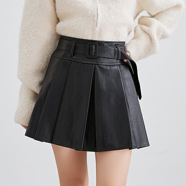 ⇒ 買い物ガイドはこちら■商品説明 ソフトなレザータッチ素材を使用したミニ丈のプリーツスカート。 スクエアバックルを備えたベルトをアクセントにして、コーディネートのスパイスになるアイテムに仕上げました。 トップスインスタイルが自然とおしゃれ...