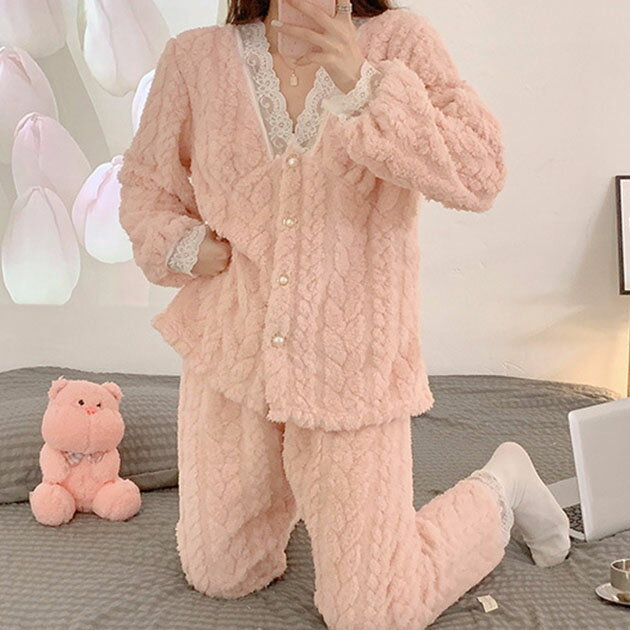 ⇒ 買い物ガイドはこちら■商品説明 冬のおうち時間をおしゃれに演出してくれるボア素材のルームウェア。 レース＆ビジューなパールボタンを採用して、フェミニンなデザインに仕上げました。 ボリュームが出やすい立体的な肉厚の生地も、Vネックに仕上げ...