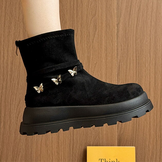 ⇒ 買い物ガイドはこちら■商品説明 ベルト部分にシルバーのバタフライモチーフをあしらったショートブーツ。 スエード調の素材がシーズン感ただよう足元を演出してくれます。 ぽってりとしたフォルムが可愛らしく、ゆとりのある履き口で足の細見え効果も...