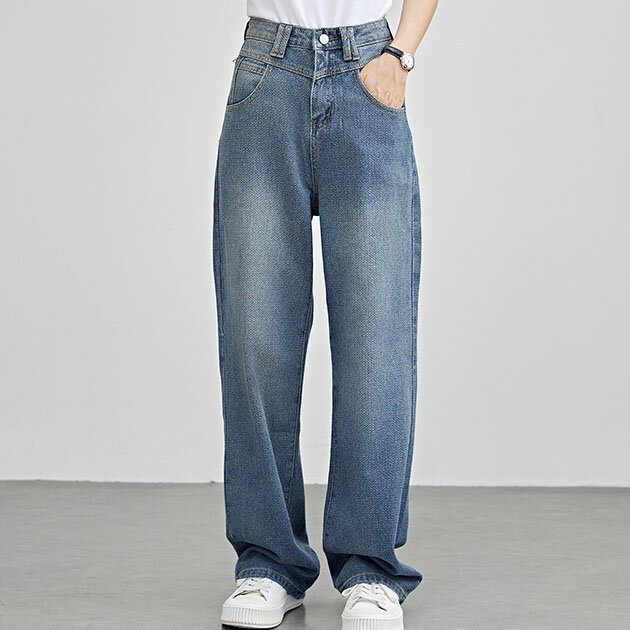 ⇒ 買い物ガイドはこちら■商品説明 脚長効果の期待できる、ハイウエストデニムパンツ。 今シーズンらしいセミワイドシルエットで、ゆとりのある1枚に仕上げました。 落ち感のあるストレートラインで、裾部分にダボつきを持たせたストリート感のあるルッ...