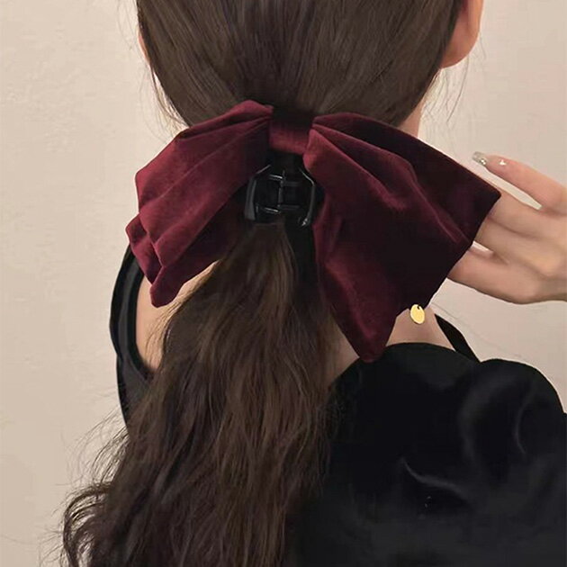 ⇒ 買い物ガイドはこちら■商品説明 存在感のあるサイズで、いつものヘアスタイルをレディライクに仕上げてくれる、リボンクリップ。 ほど良い光沢とソフトな質感のベロア素材が、上品な佇まいのアイテムです。 秋冬のクラシカルな装いにも相性が良く、シ...