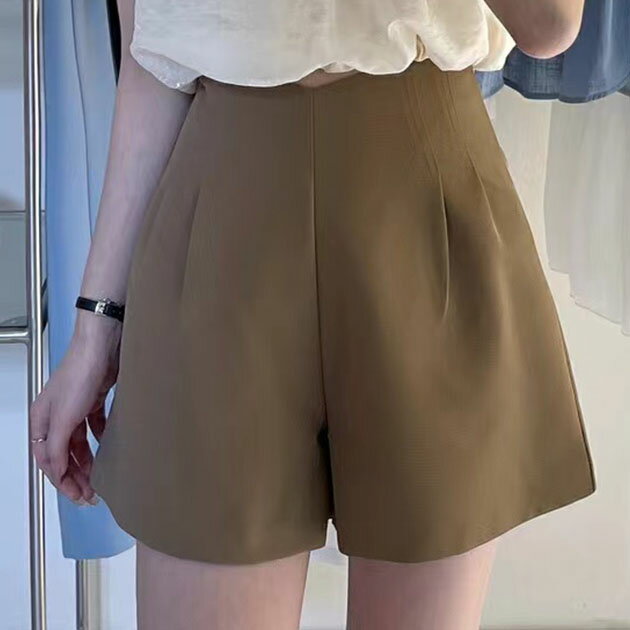 ⇒ 買い物ガイドはこちら■商品説明 緩やかなフレアシルエットが女性らしいショートパンツ。 ウエストのフロント部分をVカッティングにし、腰まわりが美しく見えるように仕上げました。 ダブルタックを施すことでゆとりが生まれ、立体感のあるデザインに...