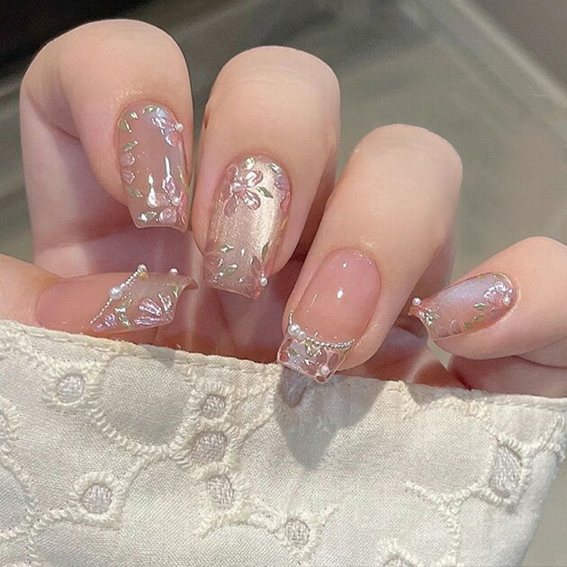 ⇒ 買い物ガイドはこちら■商品説明 それぞれの指で異なる表情が可愛い、デザインネイルチップ。 女性らしいフラワー柄をメインモチーフに、フレンチや立体アートなど様々な表情にアレンジしました。 血色感のある指先に見せてくれるピンクベースに、ラメ...