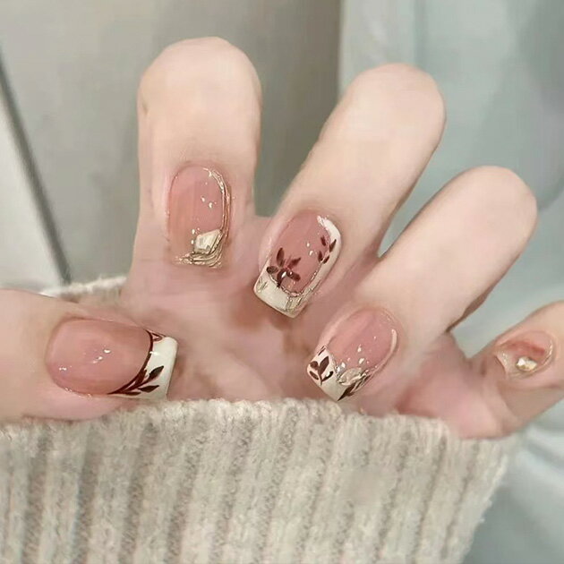 ⇒ 買い物ガイドはこちら■商品説明 繊細に描かれたボタニカル柄アートが美しい、デザインネイルチップ。 ショートタイプのスクエア型で、普段のオシャレにも気軽にお使いいただけるひと品です。 クリアカラーをベースに、フレンチデザインをアレンジした...