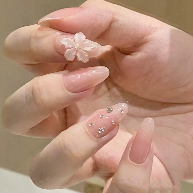 ⇒ 買い物ガイドはこちら■商品説明 素肌に馴染むピンク系カラーをベースにした、デザインネイルチップ。 アクセントには立体的なフラワーモチーフをあしらいました。 色味を多く使わないことで、存在感がありながらも上品にまとまっており、オフィスやセ...