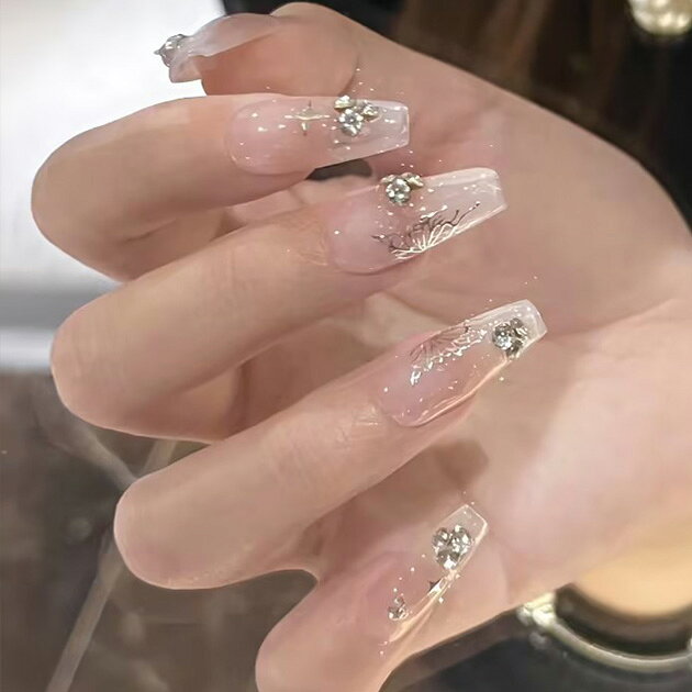 ⇒ 買い物ガイドはこちら■商品説明 素肌に馴染む淡いピンクカラーをベースにしたネイルチップ。 バタフライ柄をモチーフに、キラキラと光るビジューを添えた、華やかなデザインでおつくりしました。 チップは指先がすらりと長く見えるコフィンタイプ。 ...