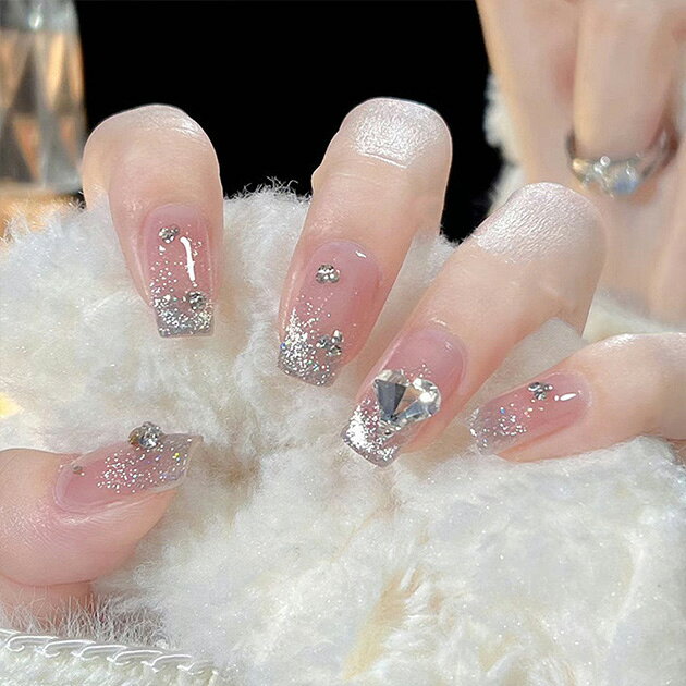 ⇒ 買い物ガイドはこちら■商品説明 気軽にネイルアートを楽しみたい方に、トライしていただきたいネイルチップ。 シールタイプで扱いやすく、ネイル初心者や不器用さんにもおすすめのアイテムとなっています。 血色感のあるピンク系カラーをベースに、繊...