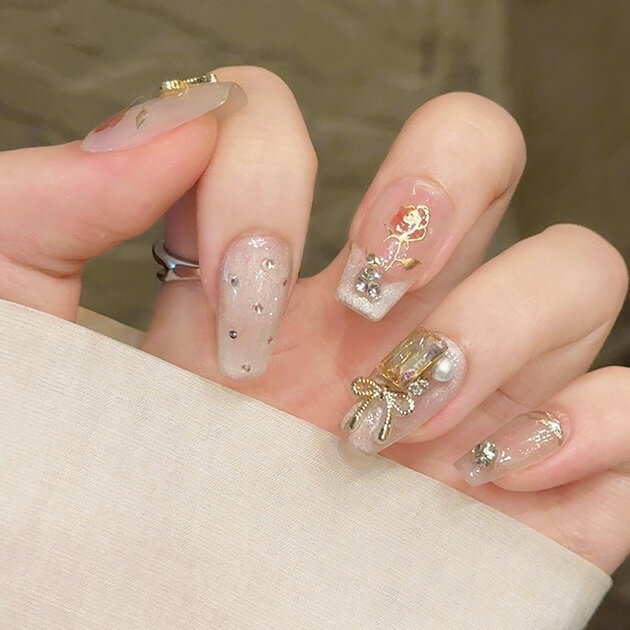 ⇒ 買い物ガイドはこちら■商品説明 それぞれに表情が異なる、バラエティデザインがおしゃれなネイルチップ。 透明感たっぷりのクリアカラーをベースに、ローズやリボンなどの女性らしいモチーフを飾った上品なデザインでおつくりしました。 アクセントに...