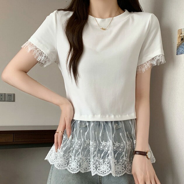 ⇒ 買い物ガイドはこちら■商品説明 袖口と裾にシアーなレースをドッキングしたデザインTシャツ。 控えめに開いたネックライン＆セットインスリーブの組み合わせが、スッキリ見えを叶えてくれます。 袖口から覗く上品なレースは二の腕をカバーしつつ、腕...