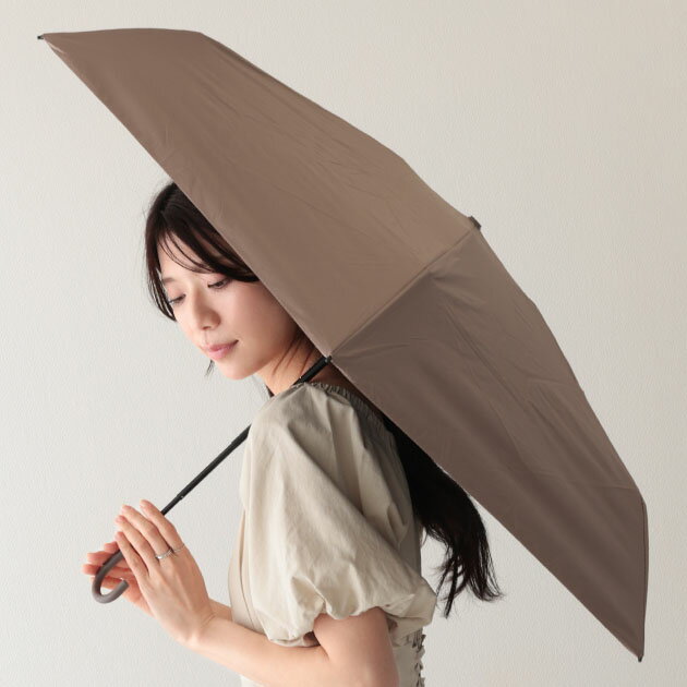 ⇒ 買い物ガイドはこちら■商品説明 トレンドのくすみカラーがおしゃれな折りたたみ傘。 シンプルな単色×無地が使いやすく、合わせる装いやシーンを選ばないのがポイントです。 急な天候の変化にも対応できる晴雨兼用仕様で、お手持ちに一つあるととって...