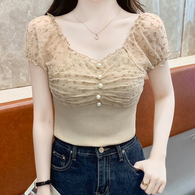 ⇒ 買い物ガイドはこちら■商品説明 パフスリーブとしてもオフショルダーとしても着用できる、便利なデザイントップス。 伸縮性のあるソフトなリブ生地に、軽やかな花柄のシフォン素材が華やぎます。 フロントには縦にパールをあしらって気品をプラスしま...