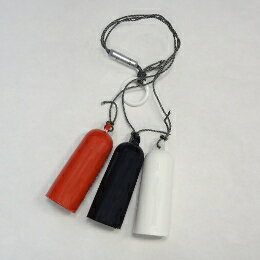 低圧用端末キャップ 特大 (赤・白・黒 3色セット) ■適応電線:22mm2〜60mm2 ■長さ:65mm 活線作業による電力量計、ブレーカーなどの低圧機器類の取付、取り外し工事における短絡事故防止、及び相表示を兼ねて誤結線防止のために用います。