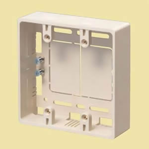 【特長】●1〜4号モールに適合する兼用ノックアウト付きです。●壁際配線できるよう、サイドにもノックアウトが設けてあります。※使用するノックにナイフで切り込みを入れ、ペンチ等でボックス裏よりノックを挟み、外方向に折り取って下さい。【仕様】●メ...