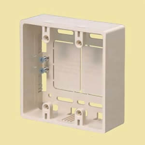 【特長】●1〜4号モールに適合する兼用ノックアウト付きです。●壁際配線できるよう、サイドにもノックアウトが設けてあります。※使用するノックにナイフで切り込みを入れ、ペンチ等でボックス裏よりノックを挟み、外方向に折り取って下さい。【仕様】●メ...