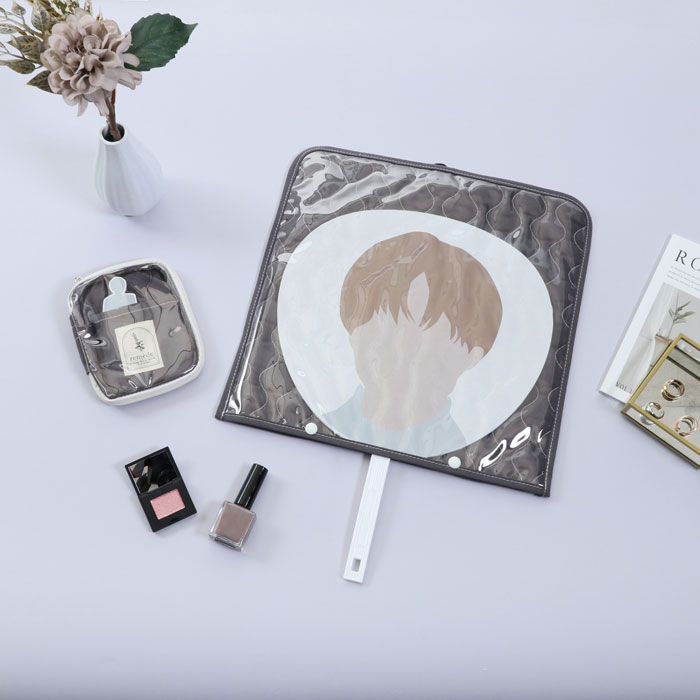 メーカー直送のため代引き・同梱はご利用になれません。同時に他の商品をご注文の場合は別途送料が発生いたしますので、あらかじめご承知おきください。ほかの推し活グッズはこちらから！推し活の必需品のうちわケース・アクスタケースの2種セットです。推し...