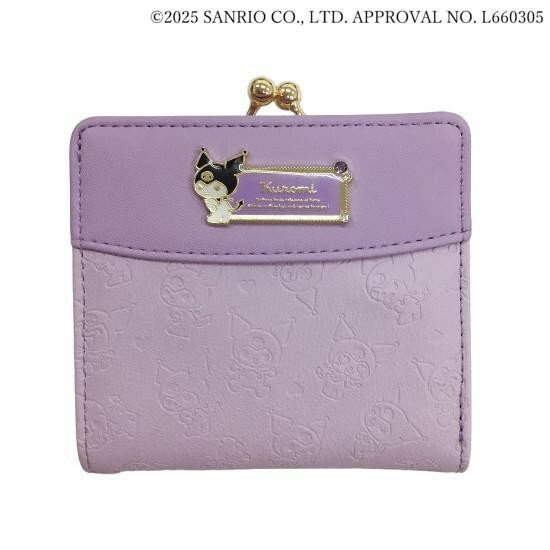 サンリオのお財布はこちらから！サンリオのパスケースはこちらから！fk094igrjs可愛い型押し生地にカラーストーンが煌めくメタルプレートでおしゃれなデザインです。サイズW101×H93×D25mm個装サイズ：10×11×3cm重量個装重量...
