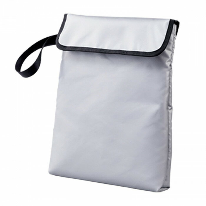 fk094igrjs防炎加工の生地で貴重品を火災から守る。A4のクリアファイルがすっぽり入るサイズでマチ付きなのでたくさん収納できる。ストラップ付で非常時に持ち出しやすい。【使用上の注意】●本製品は燃え広がりにくい材質ですが、長時間連続で火...